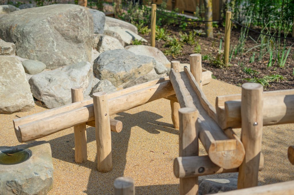 Log Trough 2.0m High Robinia – Duncan & Grove Europe
