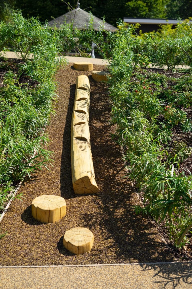 Stepped Balance Log Robinia – Duncan & Grove